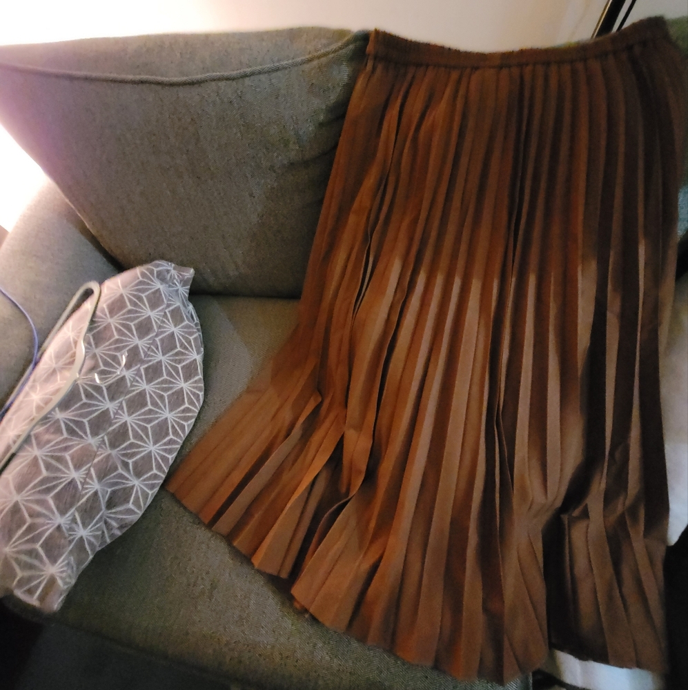 Uniqlo Pleated Rust Color Midi Skirt - Gem
